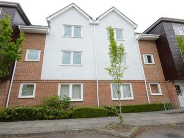 2 Bedrooms Flat for rent in Old Dairy Close, Fleet GU51