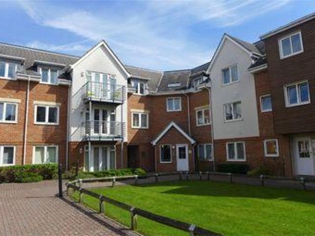 2 Bedrooms Flat for rent in Old Dairy Close, Fleet GU51