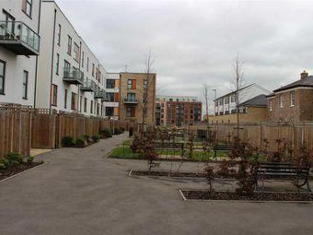 2 Bedrooms Flat for rent in Oldchurch Road, Romford, Romford RM7