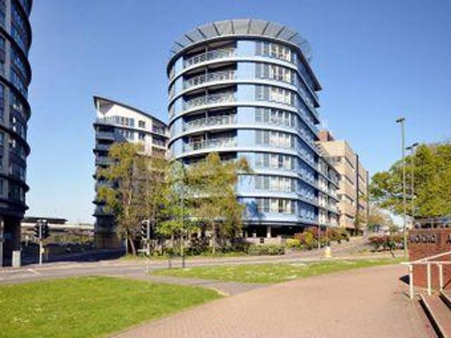 2 Bedrooms Flat for rent in Oriental Road, Woking GU22