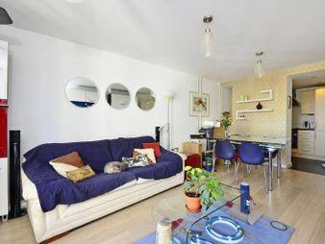 2 Bedrooms Flat for rent in Osiers Road, East Putney SW18