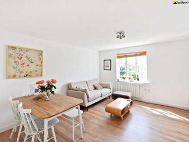2 Bedrooms Flat for rent in Otter Close, London E15