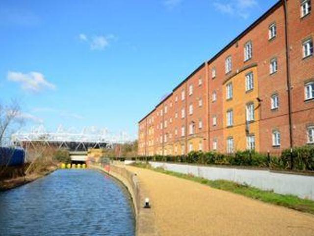 2 Bedrooms Flat for rent in Otter Close, Stratford, London E15