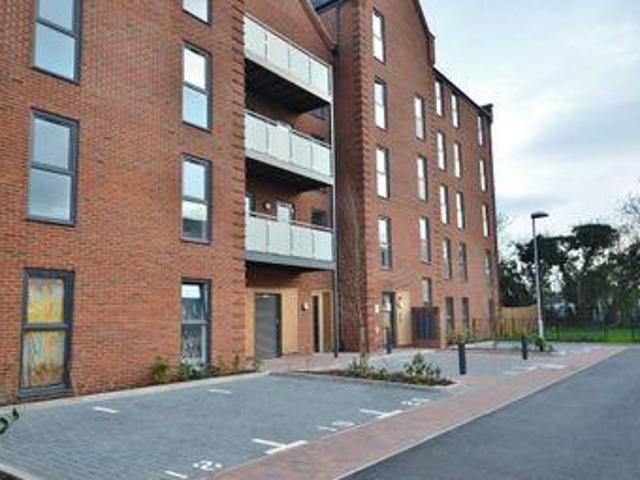 2 Bedrooms Flat for rent in Otter Way, West Drayton UB7