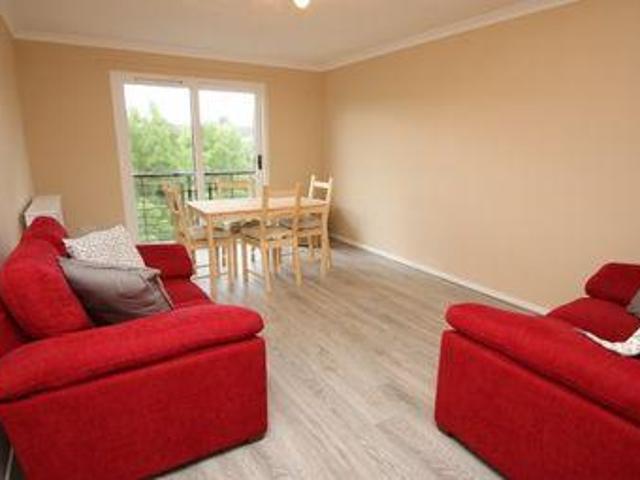 2 Bedrooms Flat for rent in Otago Street, Glasgow G12