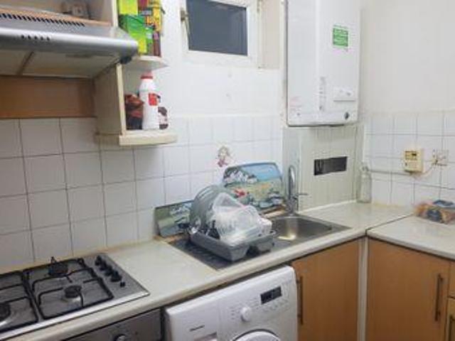 2 Bedrooms Flat for rent in Otley Road Flat 4, Leeds LS16
