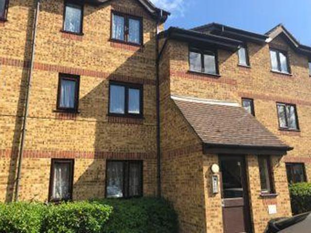 2 Bedrooms Flat for rent in Overton Drive, Chadwell Heath RM6