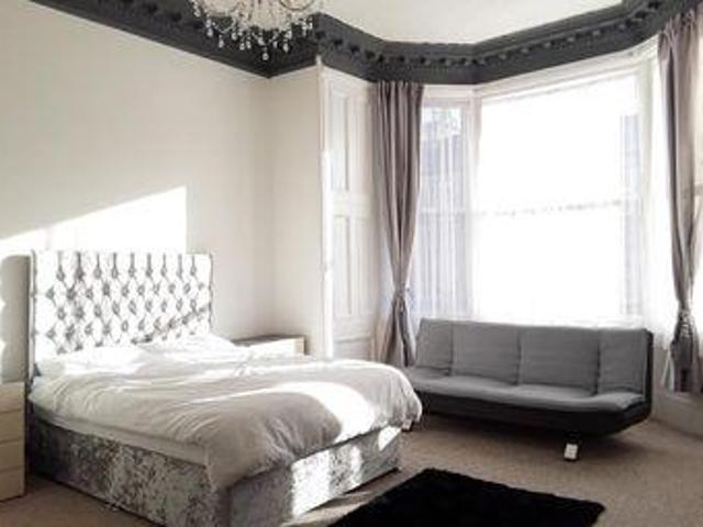 2 Bedrooms Flat for rent in Oxford Street, Newington, Edinburgh EH8