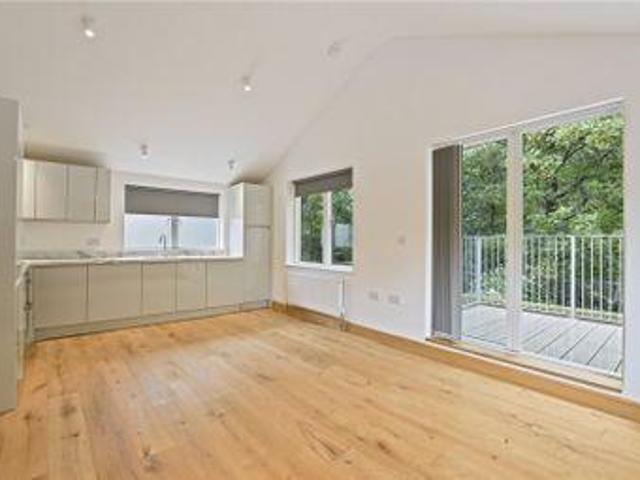 2 Bedrooms Flat for rent in Lockhart Street, Bow, London E3