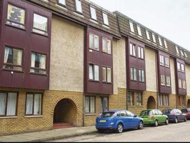 2 Bedrooms Flat for rent in Lochrin Place, Tollcross, Edinburgh EH3