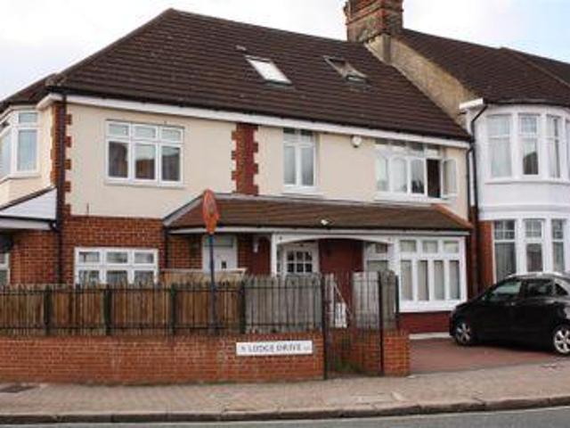 2 Bedrooms Flat for rent in Lodge Drive, London N13