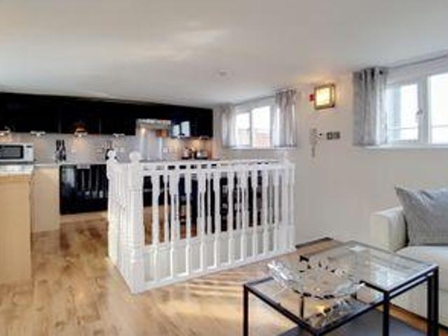 2 Bedrooms Flat for rent in Lombard Road, London SW11