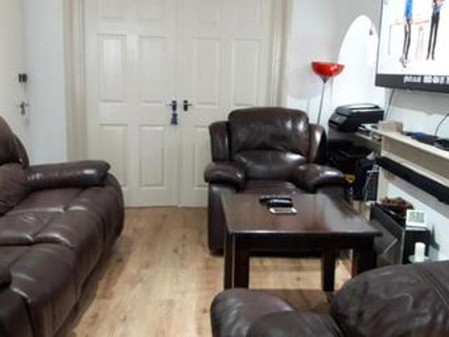2 Bedrooms Flat for rent in Longhill Road, London SE6