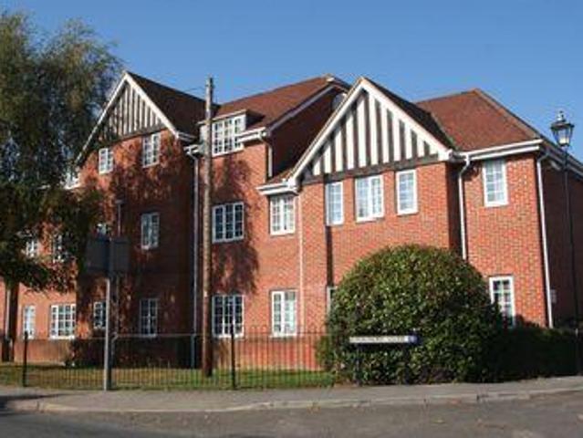 2 Bedrooms Flat for rent in London Road, Hook RG27