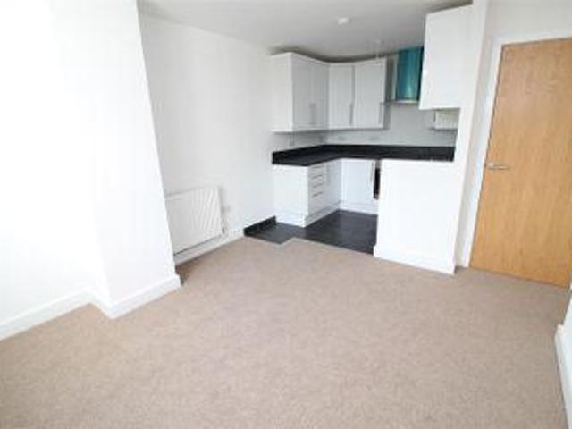2 Bedrooms Flat for rent in London Road, Lowfield Heath RH10