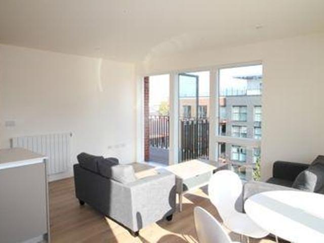 2 Bedrooms Flat for rent in London SE18
