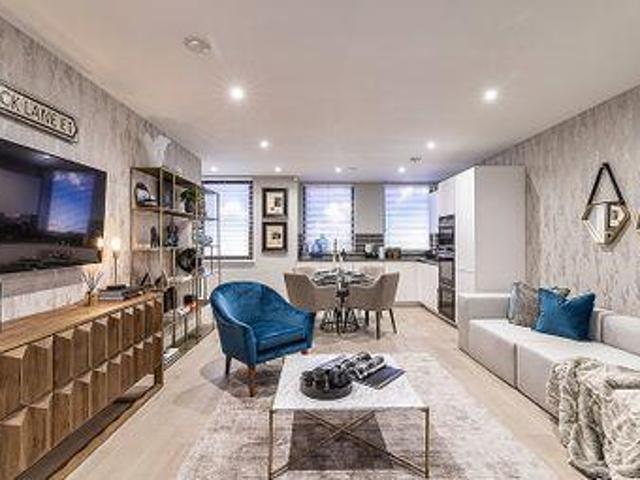 2 Bedrooms Flat for rent in London Square, Spitalfields, London E1