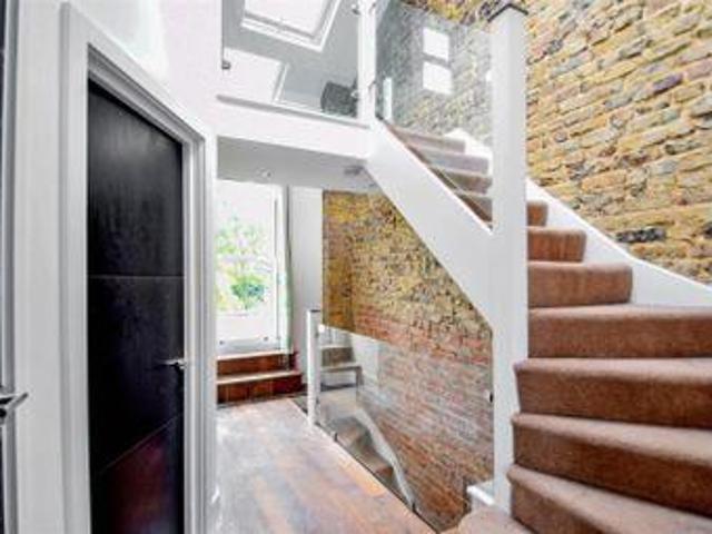 2 Bedrooms Flat for rent in Lordship Road, London N16