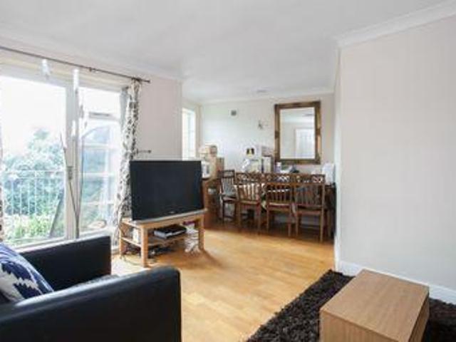 2 Bedrooms Flat for rent in Latchmere Road, London SW11