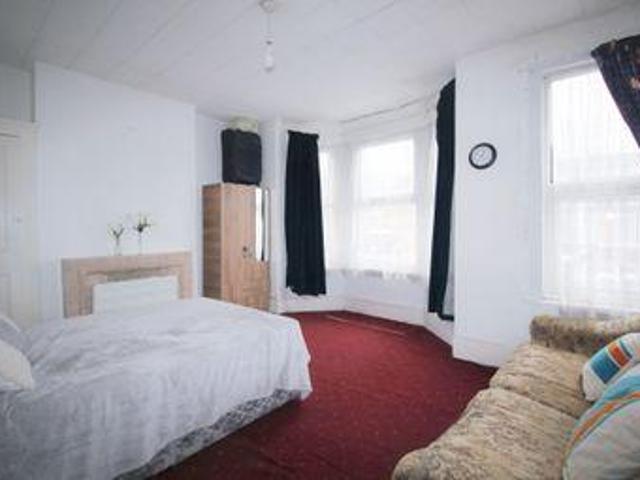 2 Bedrooms Flat for rent in Lathom Road, London E6