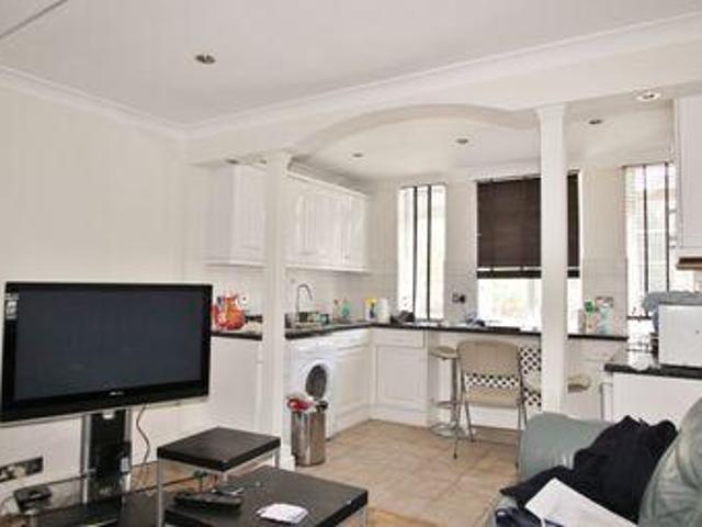 2 Bedrooms Flat for rent in Latymer Court, Hammersmith Road, London W6