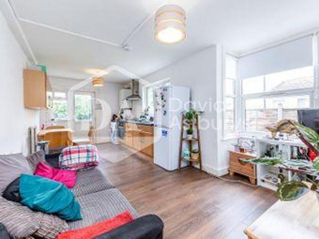 2 Bedrooms Flat for rent in Lausanne Road, Turnpike Lane Hornsey, London N8