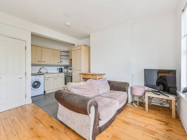 2 Bedrooms Flat for Rent in Lavender Hill | Foxtons