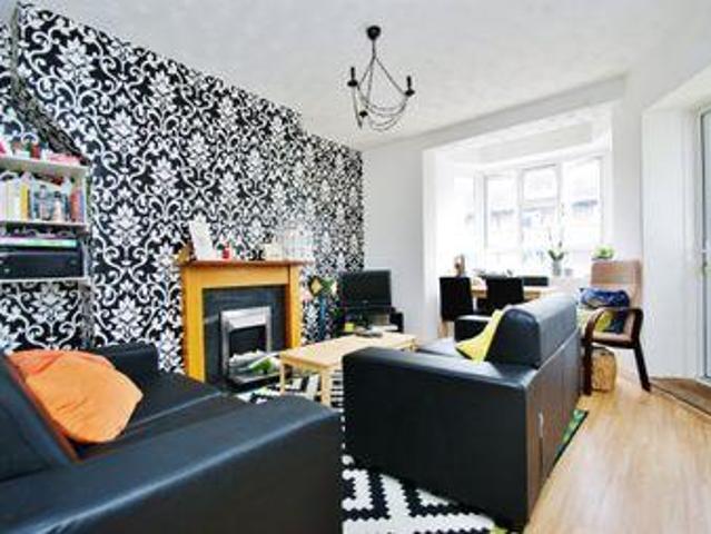 2 Bedrooms Flat for rent in Lawrence Close, Australia Road, Shepherds Bush W12
