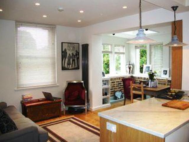 2 Bedrooms Flat for rent in Lady Somerset Road, Kentish Town NW5