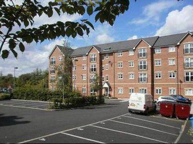 2 Bedrooms Flat for rent in Ladybarn Court, Ladybarn Lane, Manchester M14