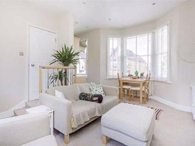 2 Bedrooms Flat for rent in Laitwood Road, London SW12