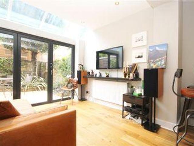 2 Bedrooms Flat for rent in Lakeside Road, Brook Green W14