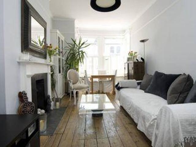 2 Bedrooms Flat for rent in Lakeside Road, London W14