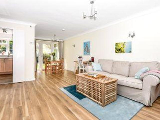 2 Bedrooms Flat for rent in Lammas Court, Windsor, Berkshire SL4