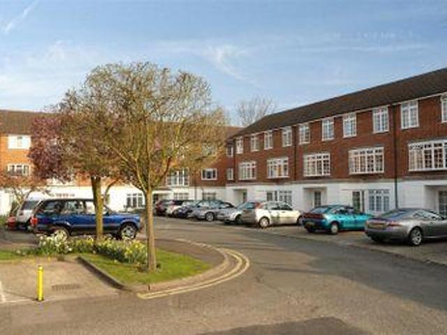 2 Bedrooms Flat for rent in Lammas Court, Windsor, Berkshire SL4