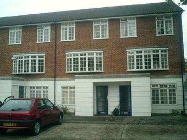 2 Bedrooms Flat for rent in Lammas Court, Windsor SL4