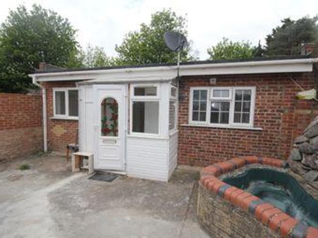 2 Bedrooms Flat for rent in Lancaster Walk, Hayes UB3
