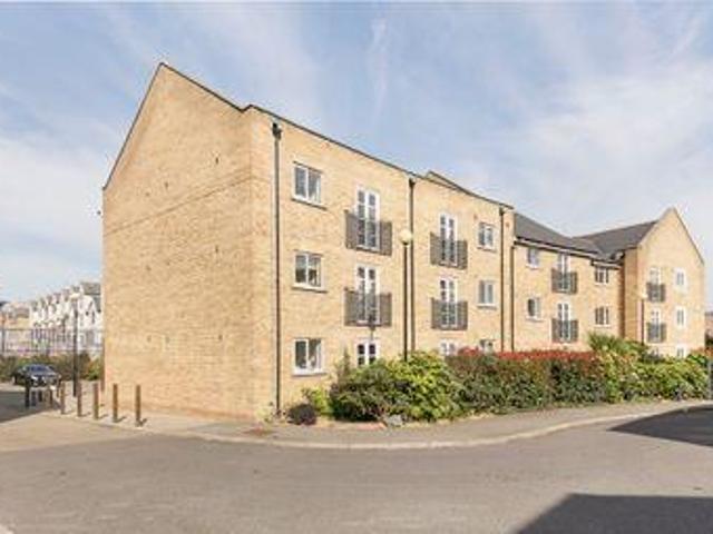 2 Bedrooms Flat for rent in Langbourne Place, London E14