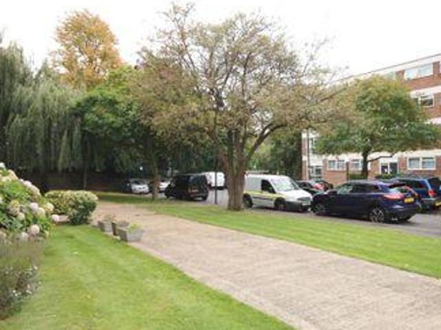 2 Bedrooms Flat for rent in Langham Gardens, Ealing W13