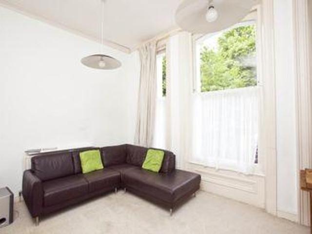 2 Bedrooms Flat for rent in Langley Avenue, Surbiton KT6
