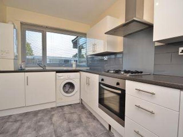 2 Bedrooms Flat for rent in Lane End Court, Alwoodley, Leeds LS17