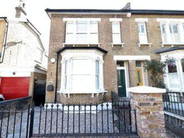 2 Bedrooms Flat for rent in Lansdowne Road, London E18