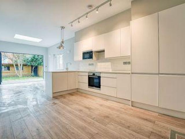 2 Bedrooms Flat for rent in Larch Road, Cricklewood NW2