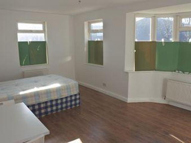 2 Bedrooms Flat for rent in Larkshall Road, London E4