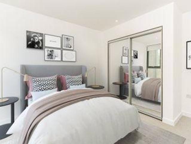 2 Bedrooms Flat for rent in Larkwood Avenue, London SE10