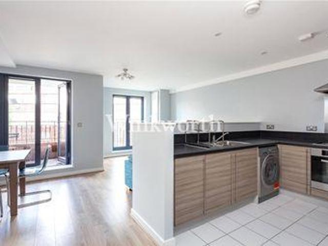 2 Bedrooms Flat for rent in Leverton Close, London N22