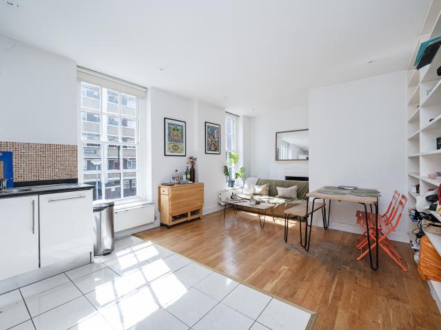 2 Bedrooms Flat for Rent in Lever Street | Foxtons