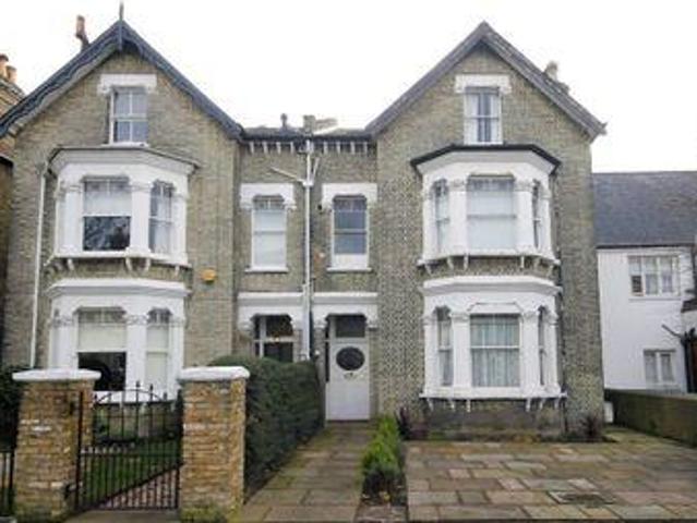 2 Bedrooms Flat for rent in Lewin Road, London SW16
