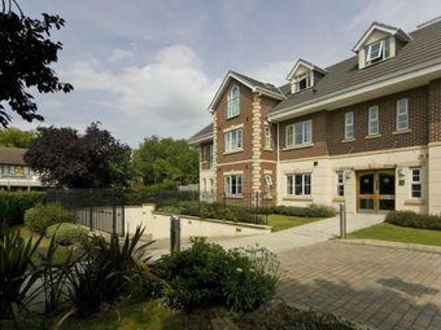 2 Bedrooms Flat for rent in Littleacre, Hermitage Lane, Windsor, Berkshire SL4