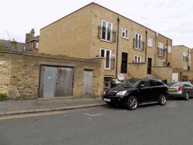 2 Bedrooms Flat for rent in Liston Road, London N17